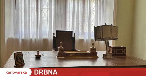 Na zámku v Bečově nad Teplou začala výstava osobních předmětů Adolfa ...