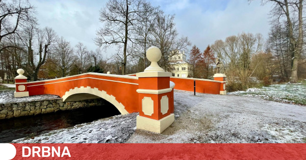 Na mostek v zámeckém parku v Ostrově na Karlovarsku se vrátila červená ...
