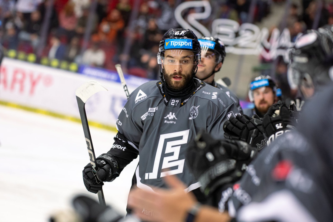 Hokejoví obránci Jaks a Moravec budou i v příští sezoně hrát za Karlovy ...