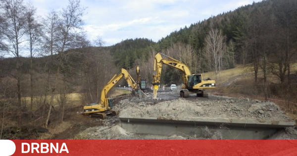 Na silnici I/20 u obce Kfely Ředitelství silnic a dálnic bourá most ...