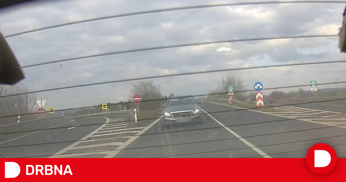 VIDEO: Rychlostí 209 km/h předjel řidič vozu značky Mercedes policejní ...