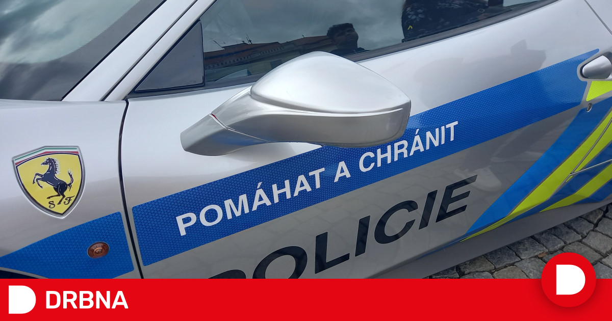 FOTO: Policejní ferrari poutá pozornost. Řídit ho smí jen tři lidi v ...